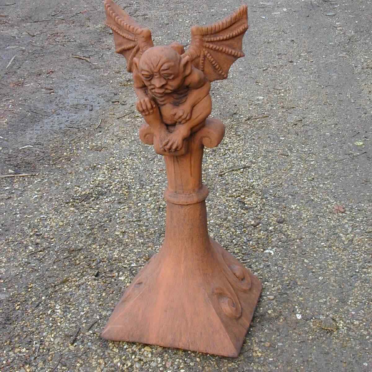 Gargoyles: Block end gargoyle finial